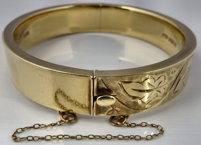 A nice 9 carat yellow gold 7.25 inch engraved hinged bangle weight 39 ...